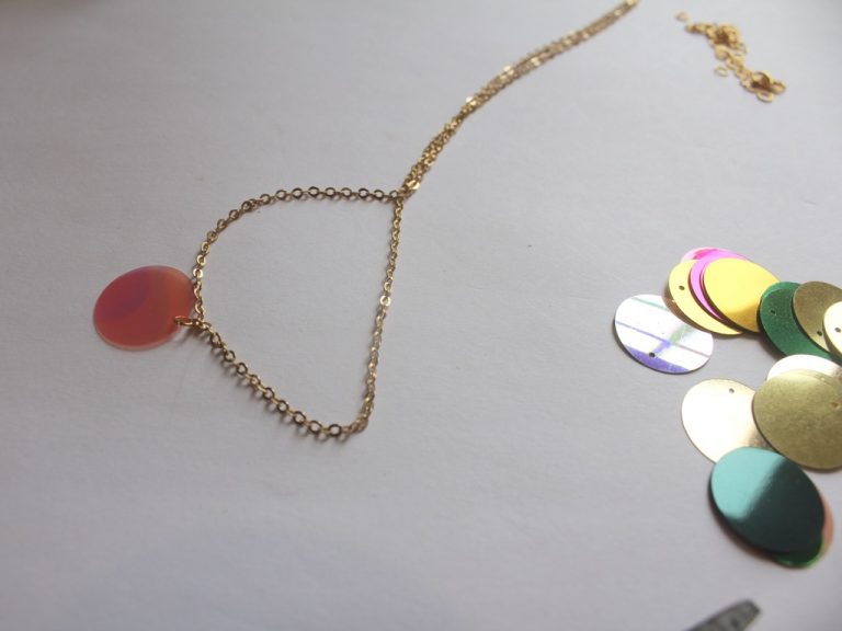Here are all the steps to follow to make a cute sequin necklace