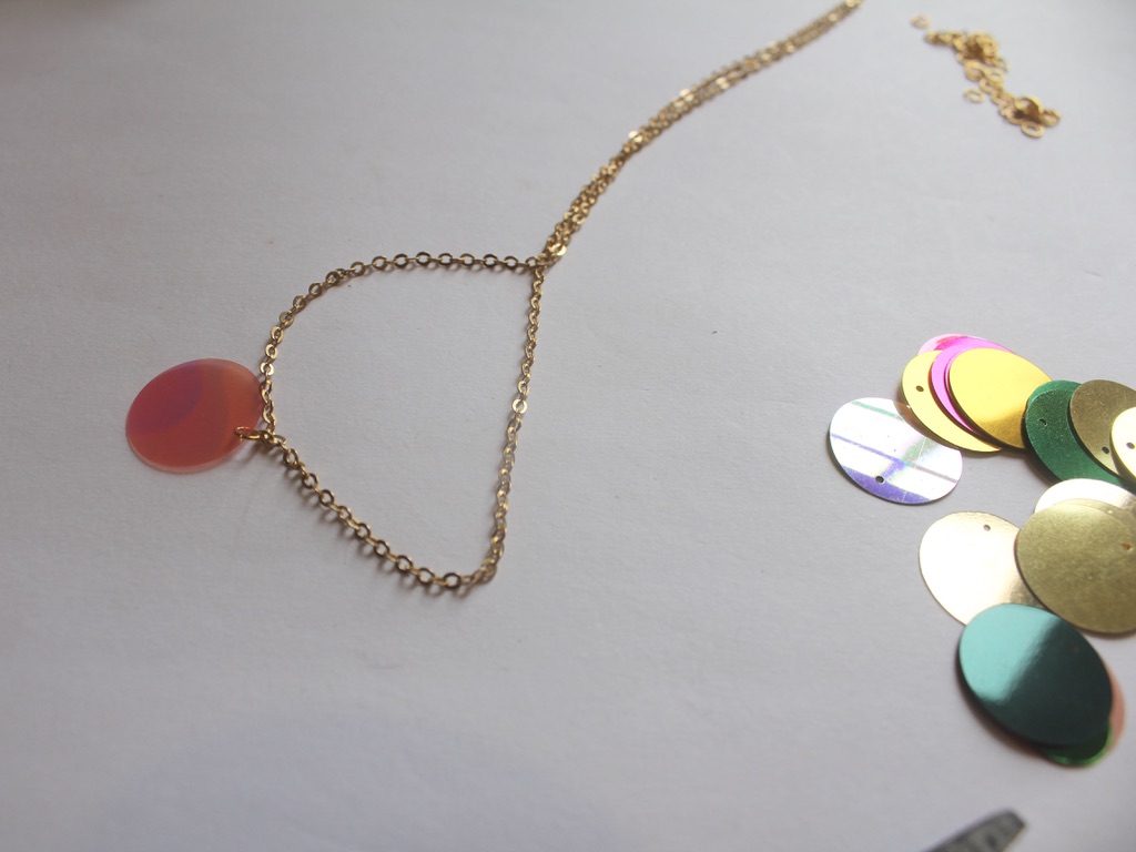 Here are all the steps to follow to make a cute sequin necklace