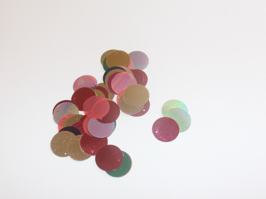 Here are all the steps to follow to make a cute sequin necklace