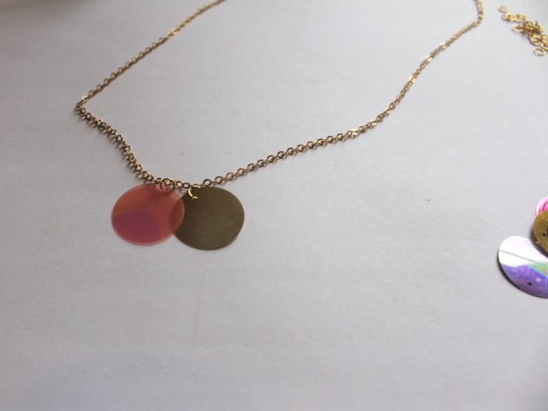 Here are all the steps to follow to make a cute sequin necklace